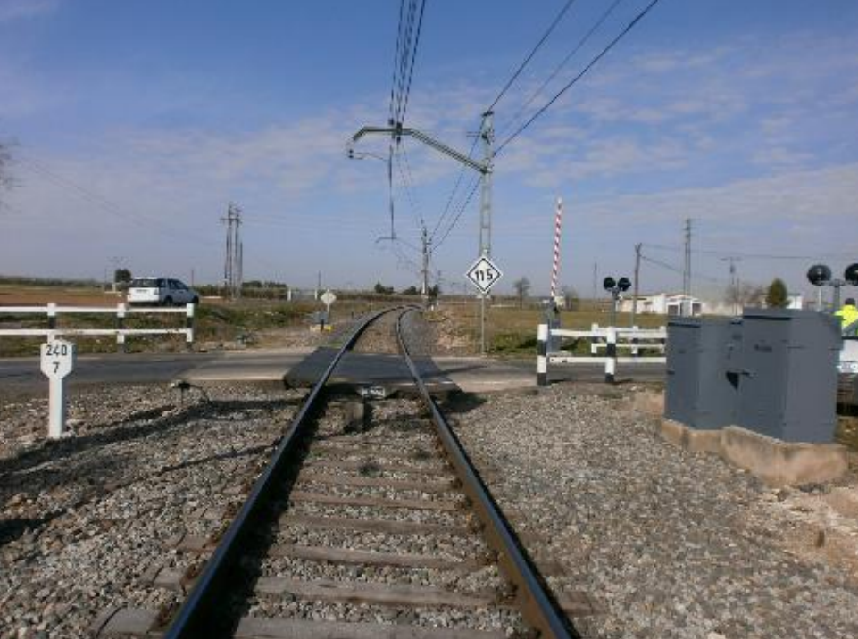 Adif realiza trabajos nocturnos de mantenimiento en la infraestructura ferroviaria de un paso a ...